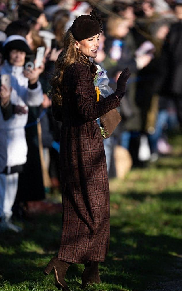 凯特王妃身着“康复大衣”金发耀眼，却被女儿抢风头，养得太好了