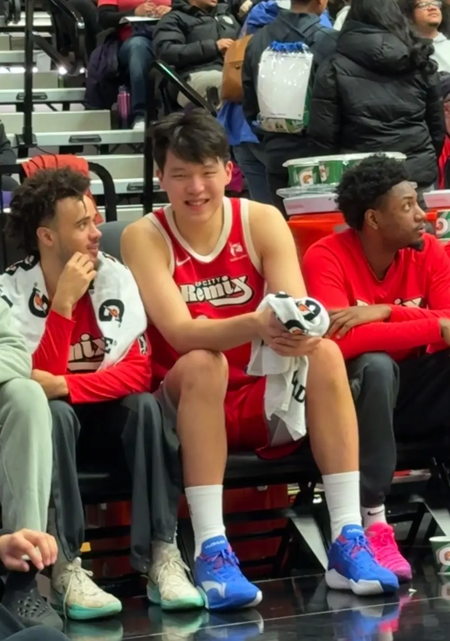 杨瀚森C位晒174女友合照，拿美国驾照开特斯拉，NBA官方转发