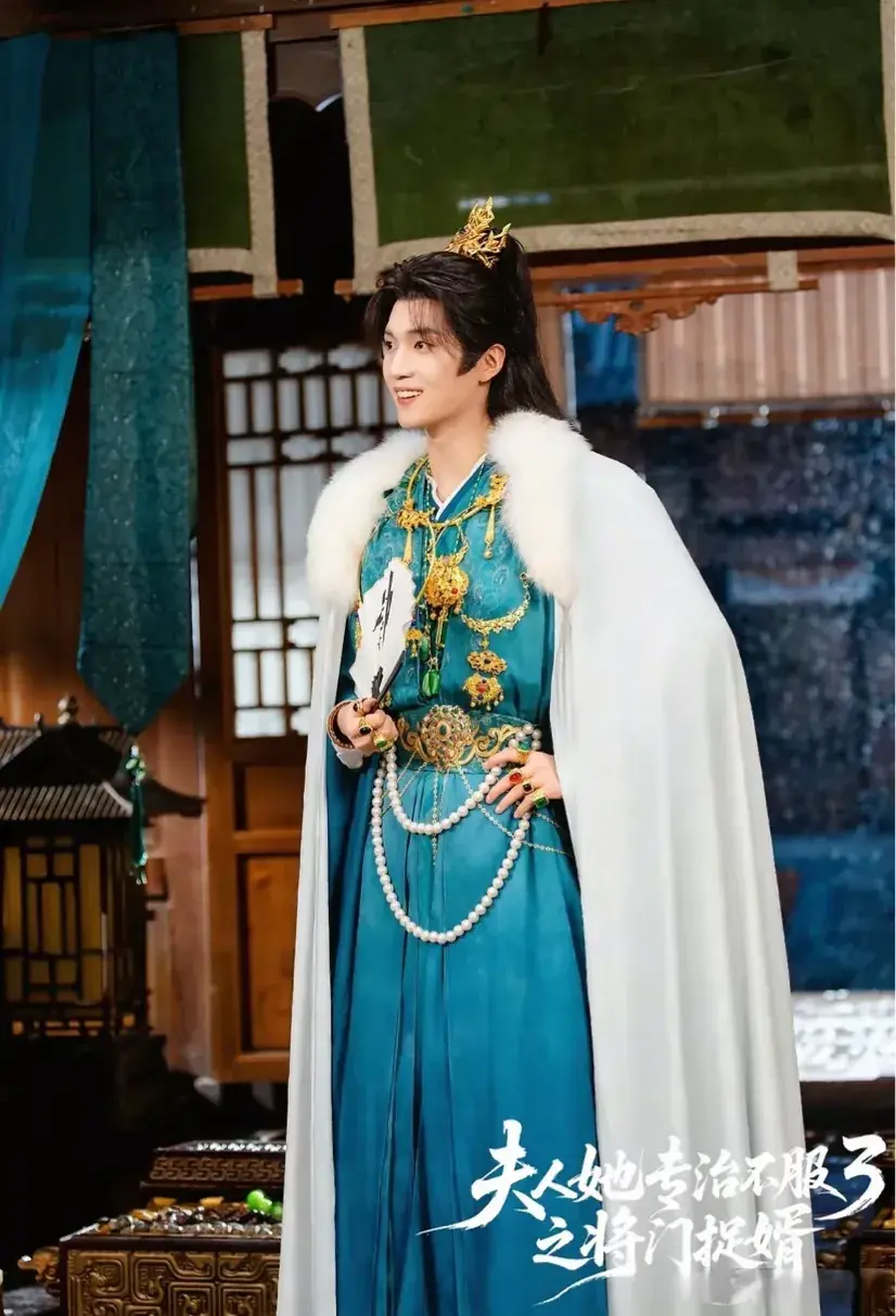 李柯以新剧开播爆火，首日热度12209万，登顶红果三大榜单TOP1!