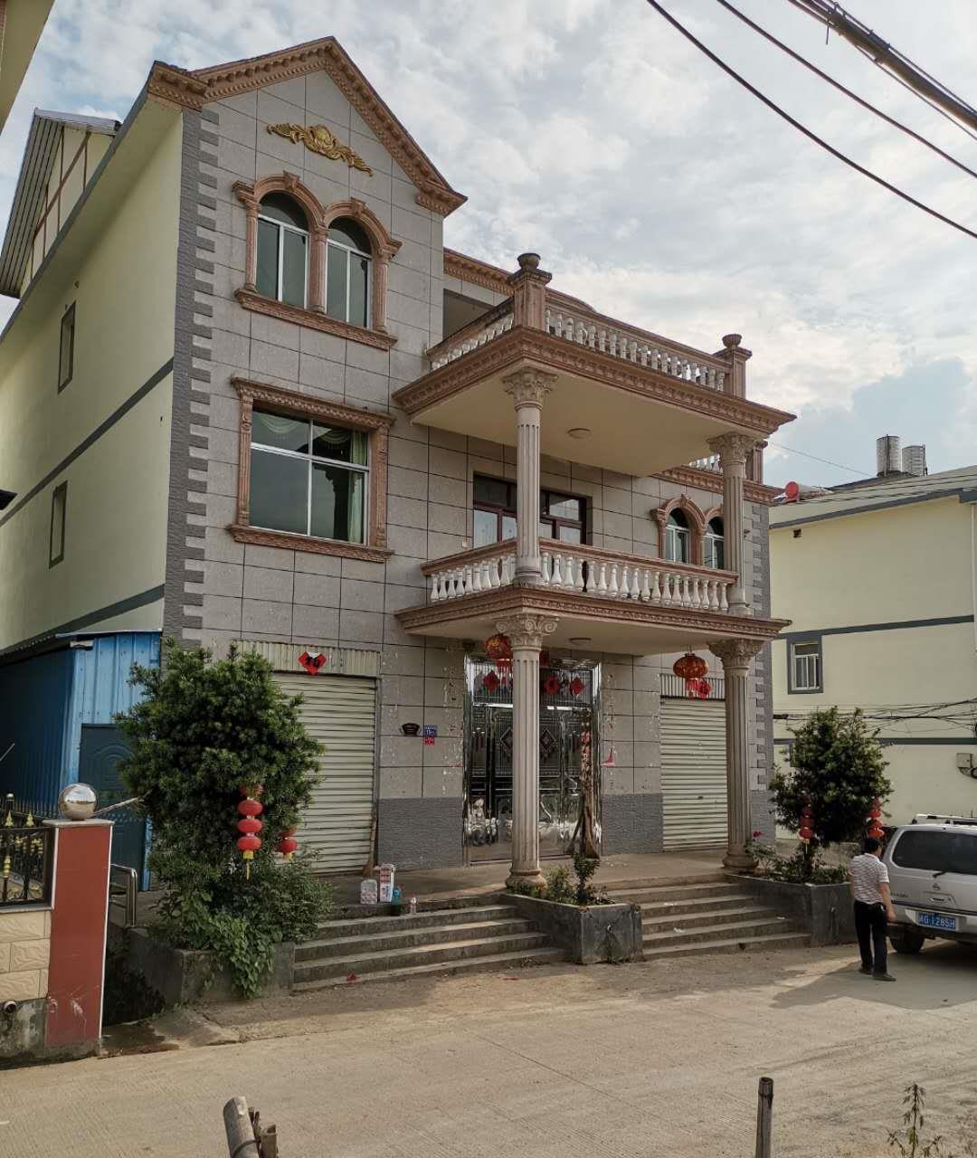 晒晒婆家的自建房，花了40万，木制屋顶太别致，很多人没见过!