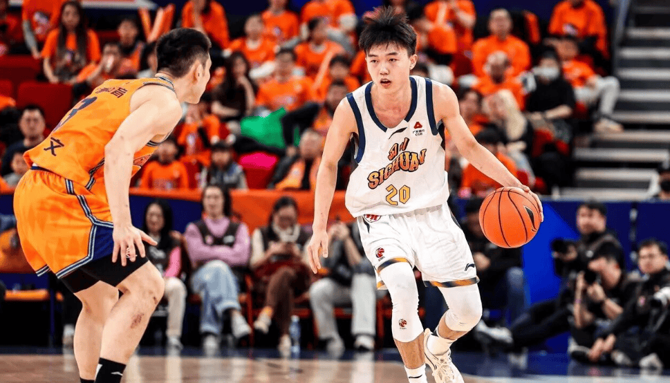 四川男篮社媒晒照回顾比赛：球队52-88不敌上海男篮