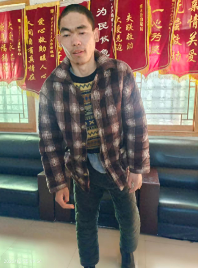 周口市寻亲：青年男子被救助，疑患精神障碍，穿红白相间格子睡衣