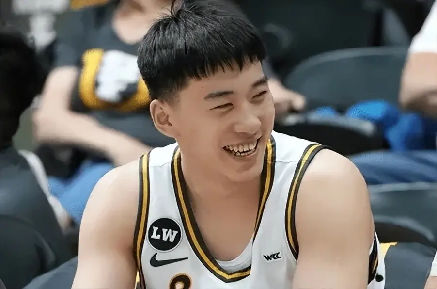 王俊杰刚爆一场又崩! 投篮再起伏，篮板糟糕，下半场回暖却被DNP