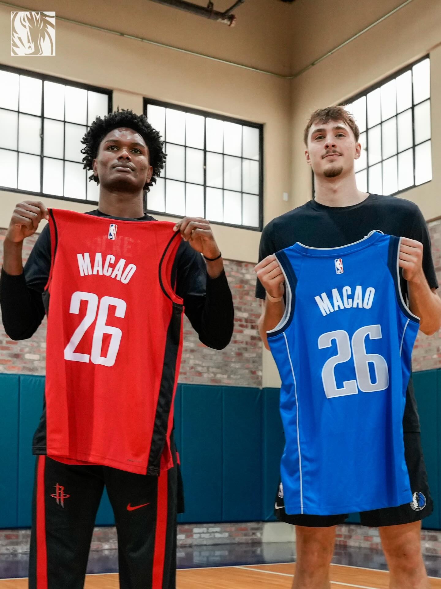 2026中国赛落户澳门，阿门和弗拉格手持26号“Macao”球衣庆祝