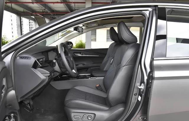 新款丰田凯美瑞2.0L混动光辉版上市!专属磨砂灰车漆上身