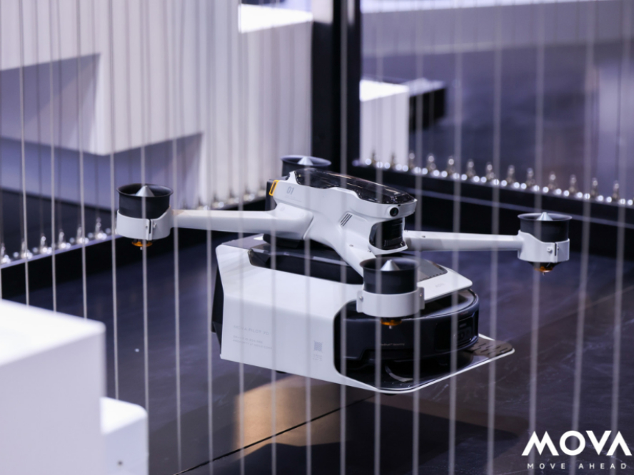 在CES现场，我看见一台MOVA扫地机飞上了“二楼”