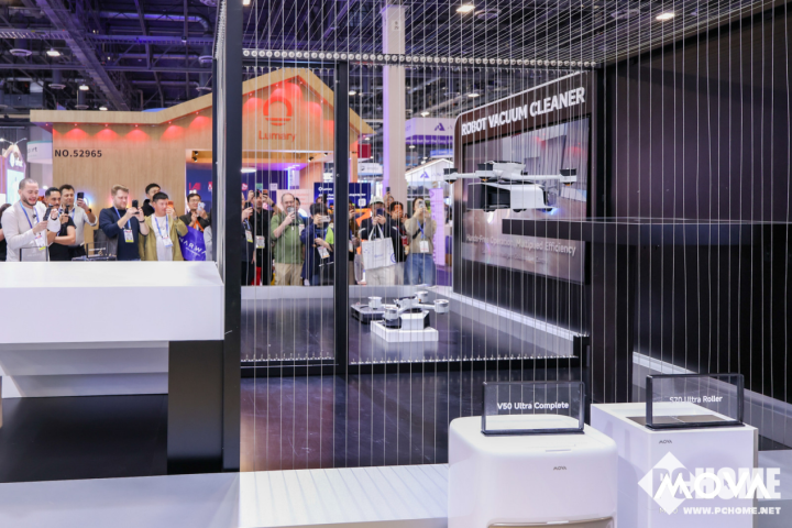 在CES现场，我看见一台MOVA扫地机飞上了“二楼”