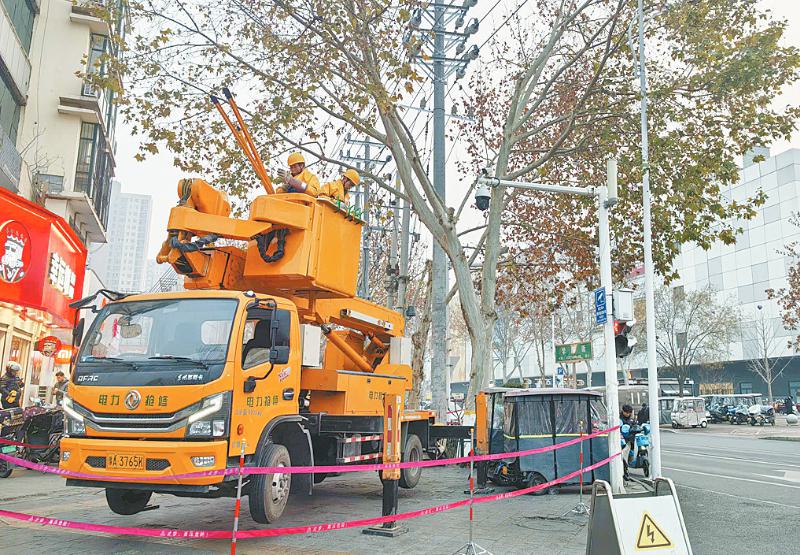 氢气球悬挂电杆很危险，作业班现场清除保安全