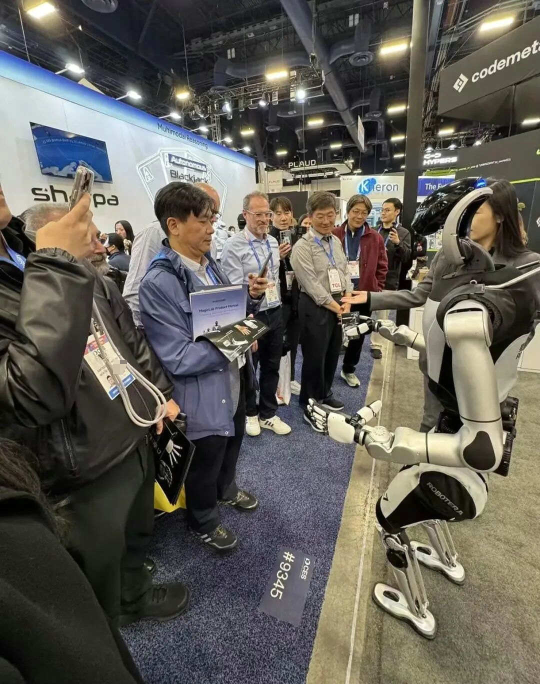星动纪元携人形机器人家族亮相CES，海外业务占比达50%