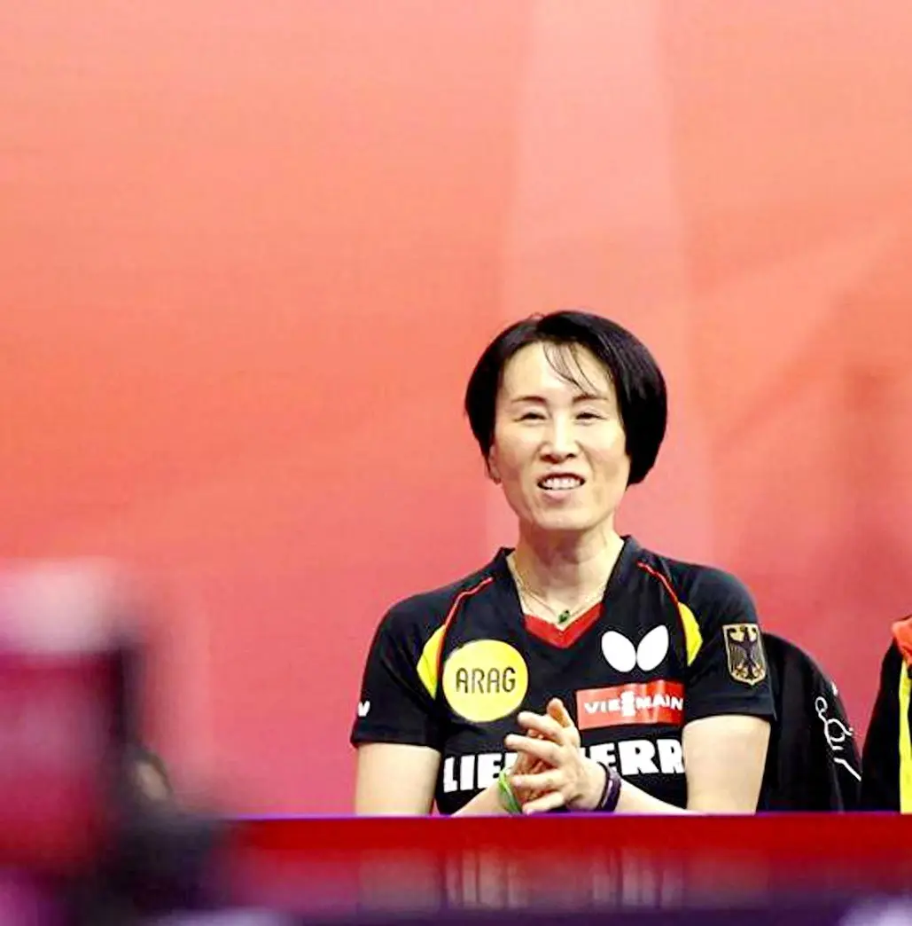 58岁中国籍教练再登巅峰! 德国乒协给她最高荣誉，网友炸了