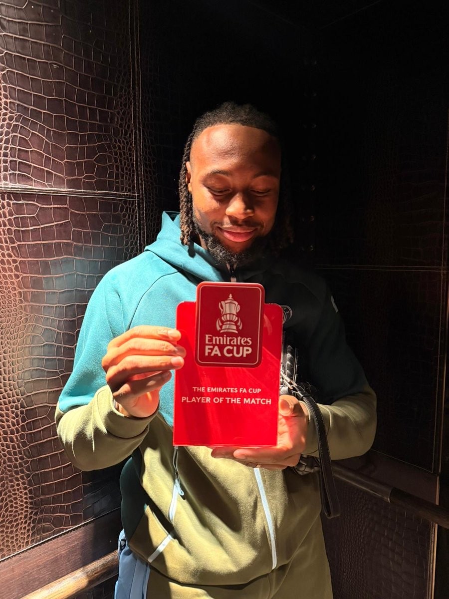 曼城首秀传射建功，塞门约晒足总杯官方全场最佳球员奖杯