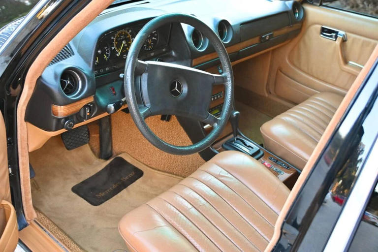 3万美元买1982款奔驰300TD旅行版，柴油神机老车值不值?