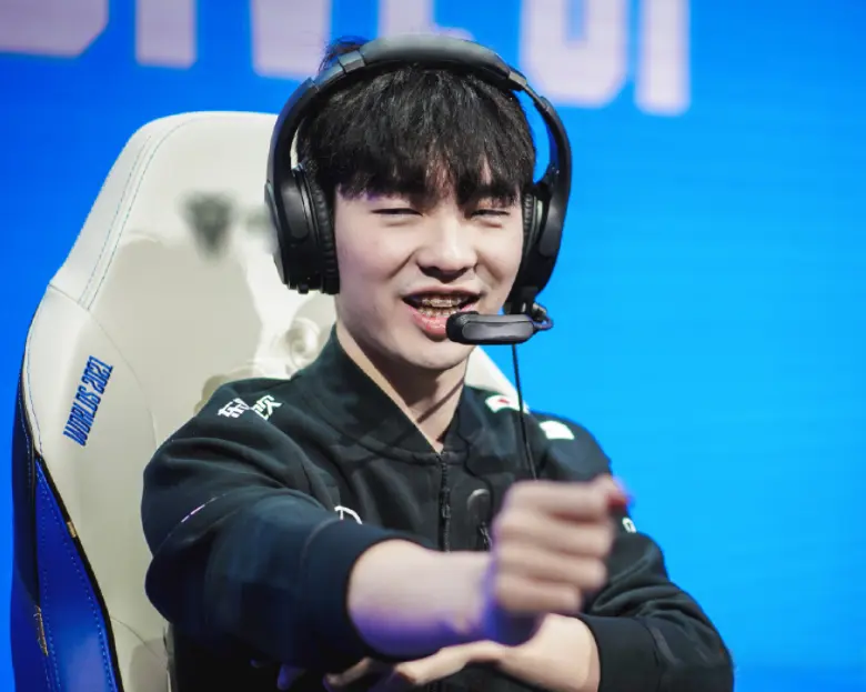 Cryin加入GEN首秀，俱乐部没有提供队服，网友表示太不尊重人了