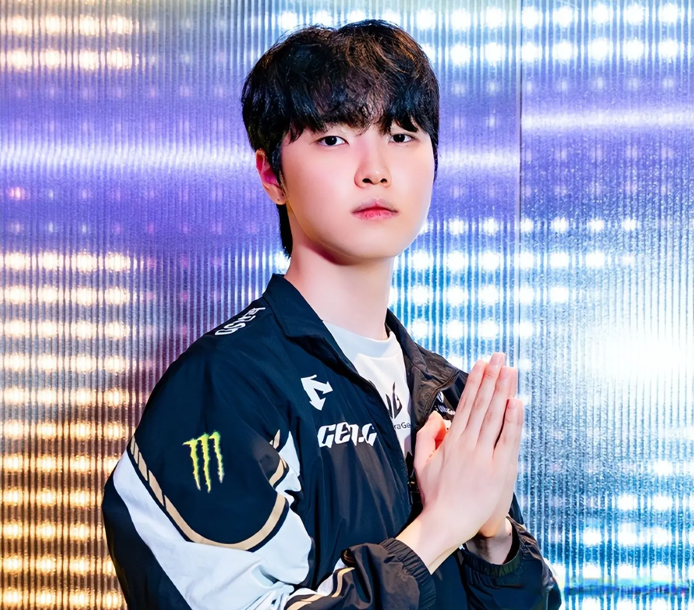 Cryin加入GEN首秀，俱乐部没有提供队服，网友表示太不尊重人了