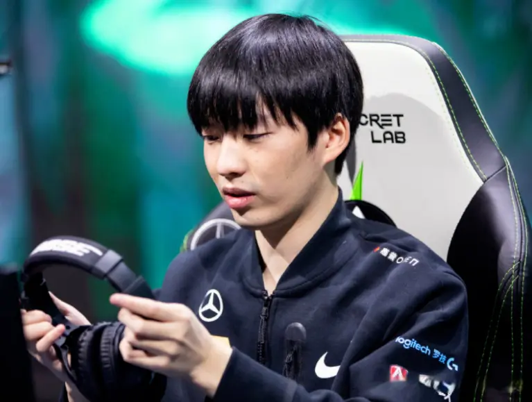 Cryin加入GEN首秀，俱乐部没有提供队服，网友表示太不尊重人了