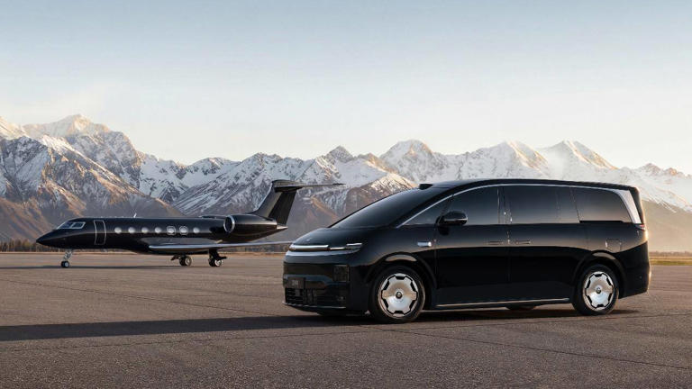 零跑D99正式亮相 增程800V纯电1000V 重新划定技术门槛