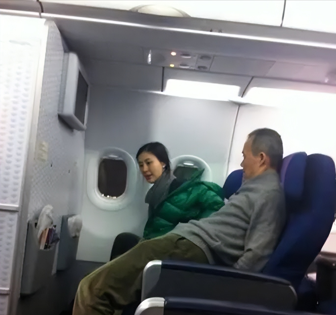 74岁王石深夜苦等娇妻回家，田朴珺的野心藏不住了