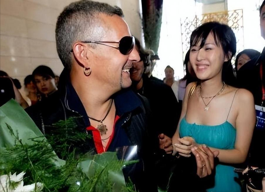 74岁王石深夜苦等娇妻回家，田朴珺的野心藏不住了