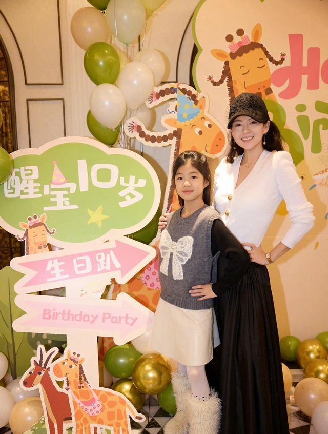 章子怡发文庆祝女儿10岁生日! 醒宝跟妈妈一样漂亮，而且还出书了