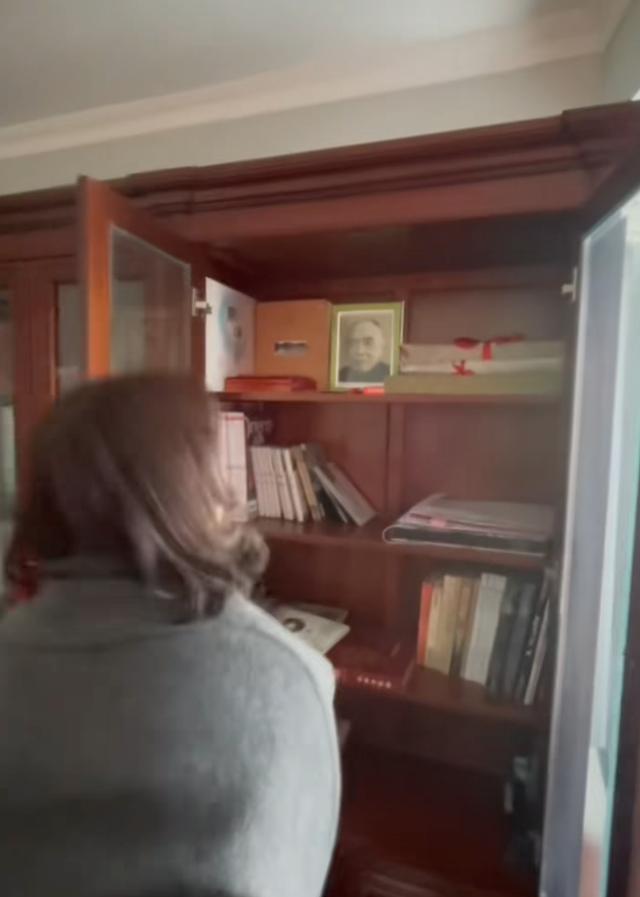 庞莱臣曾孙女庞叔令大方出镜，接受前央视记者采访，展示珍贵藏品