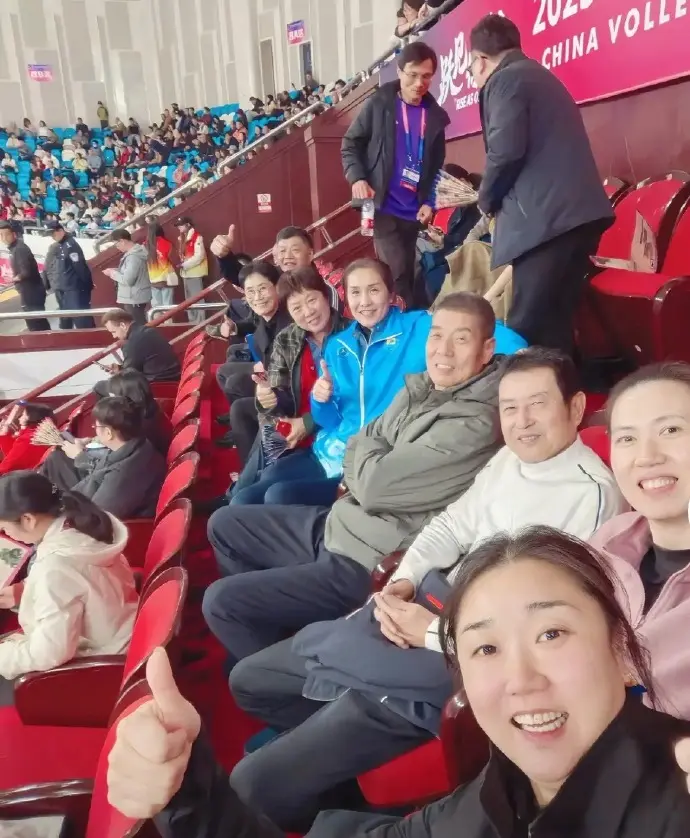 中国女排两任主帅携爱徒亮相，陈忠和笑容依旧，俞觉敏容光焕发