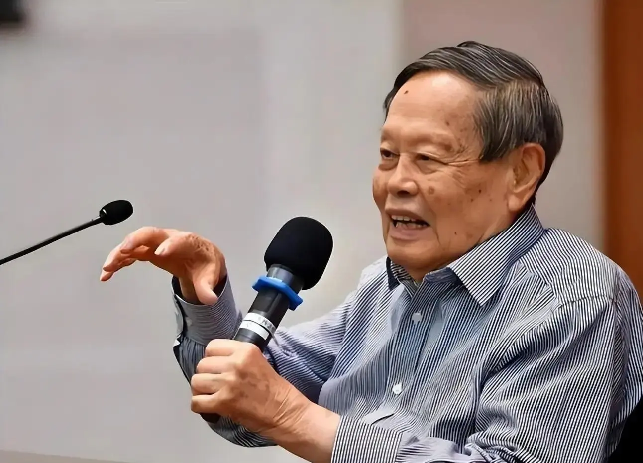 把牛顿定为100，爱因斯坦九十，杨振宁究竟能得多少分?