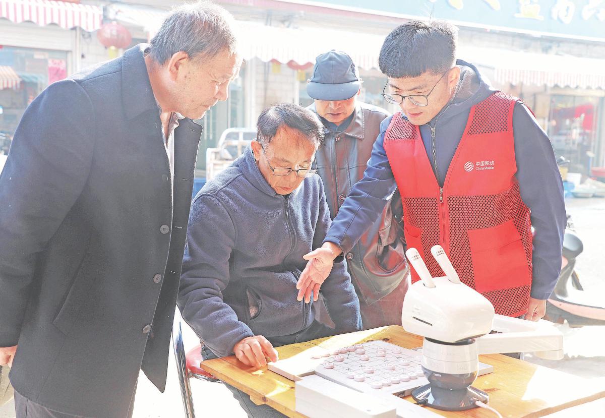 机器人进村陪下棋 “银发族”畅享新科技（图片）