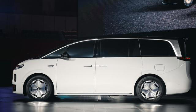 品牌首款MPV!零跑D99实车亮相，轴距超3.1米，提供增程／纯电动力