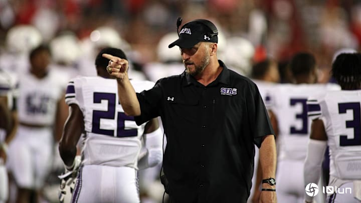 斯蒂芬·F·奥斯汀签约前DII明星跑卫杰弗里“Speedy”·琼斯