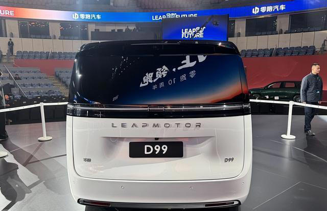 品牌首款MPV!零跑D99实车亮相，轴距超3.1米，提供增程／纯电动力
