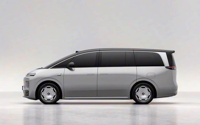 家族旗舰MPV 零跑D99首发亮相 增程／纯电双版本可选