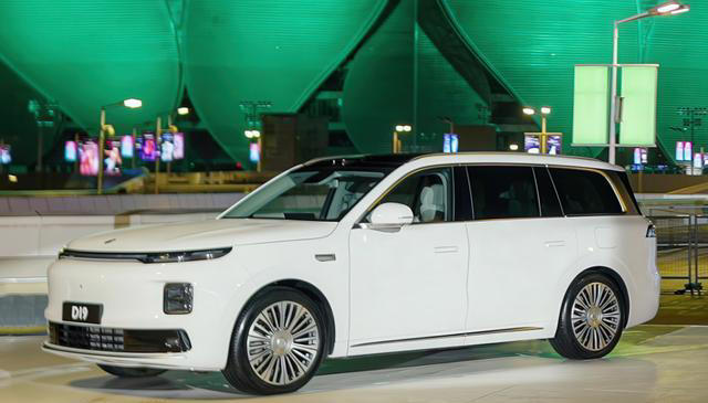 零跑D19+D99双旗舰车亮相!朱江明：明年卖100万辆