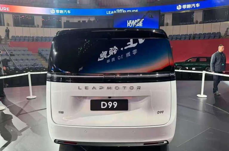 零跑D99实车亮相，车长超5.2米，高通骁龙8797芯片，双腔空气悬架