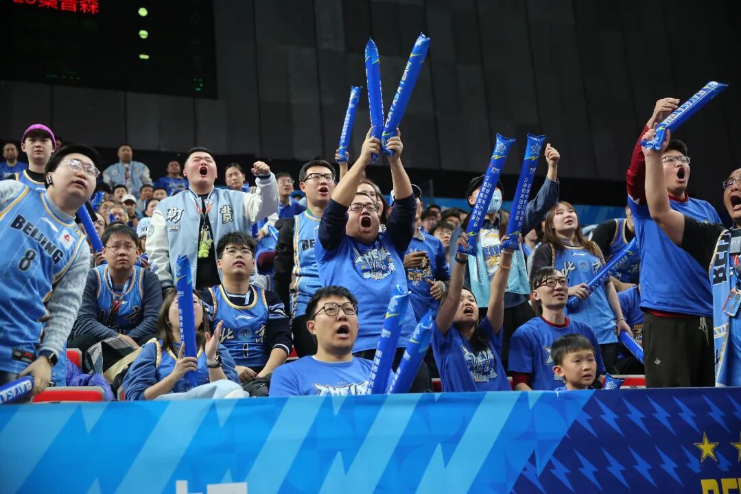 北京男篮晒照回顾比赛：球队85-91憾负广厦男篮