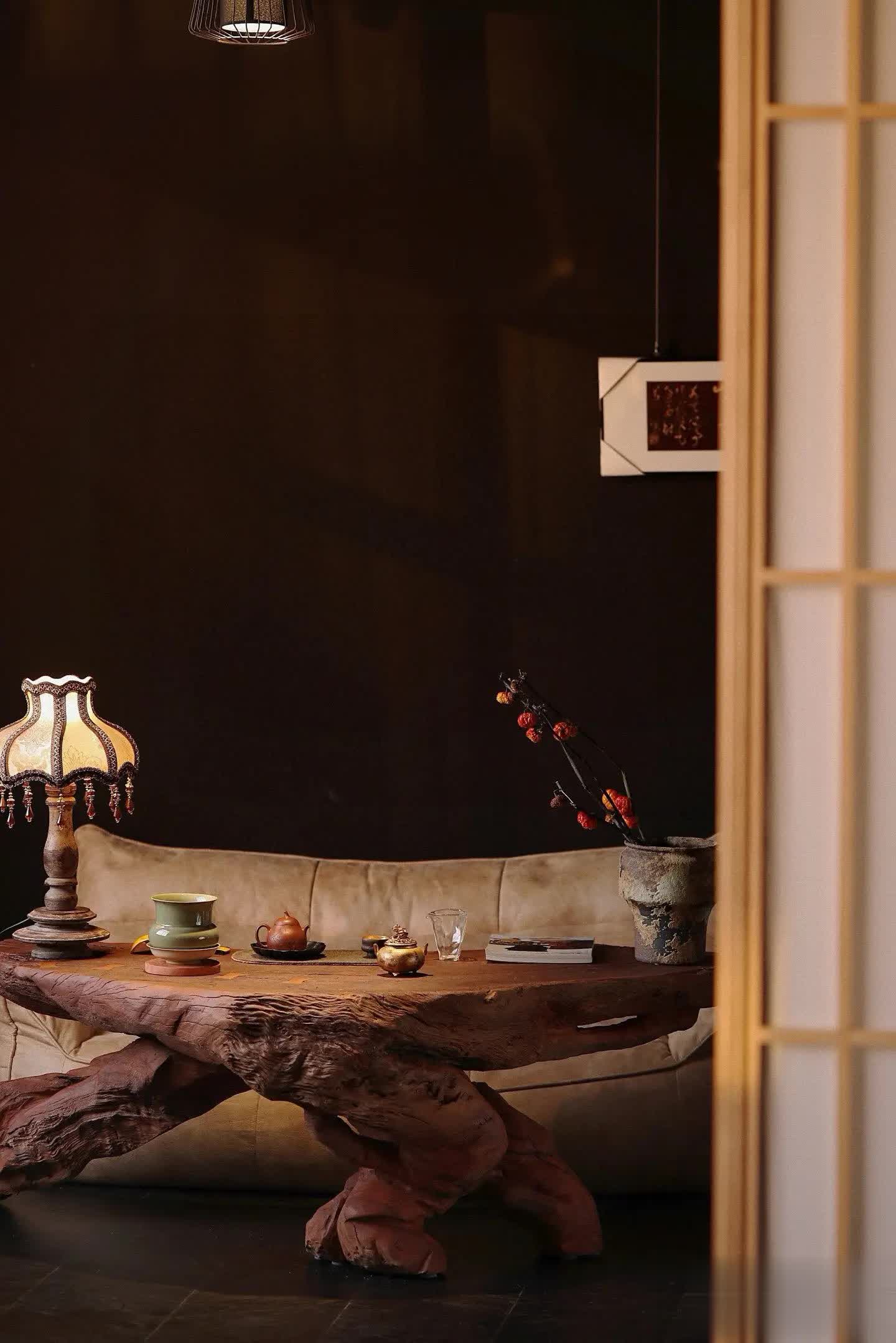 茶室野趣!龙眼木天然盘根大茶几惊艳亮相