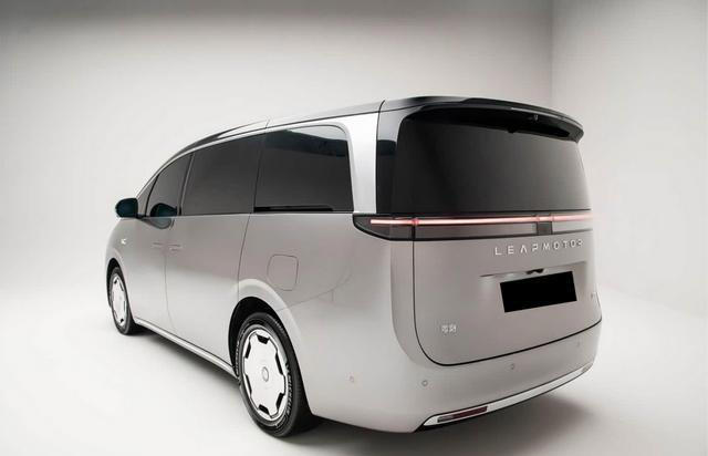 继续摸着理想过河，零跑D99实车亮相，增程800V／纯电1000V