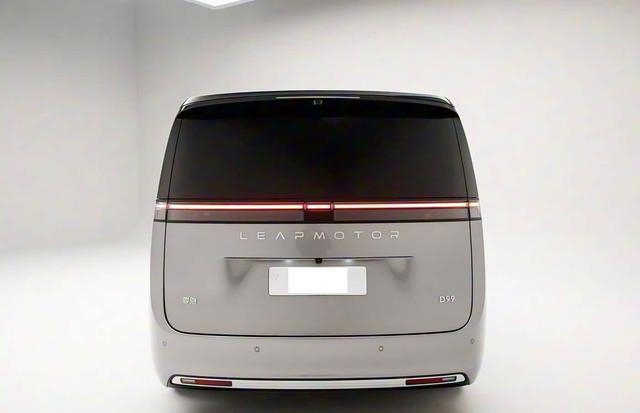 零跑对MPV车型下手了! 全新D99亮相竞争腾势D9，增程／纯电双动力