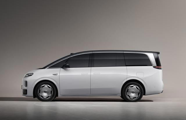 零跑MPV终于来了!零跑D99来袭，数字越大，级别越高?