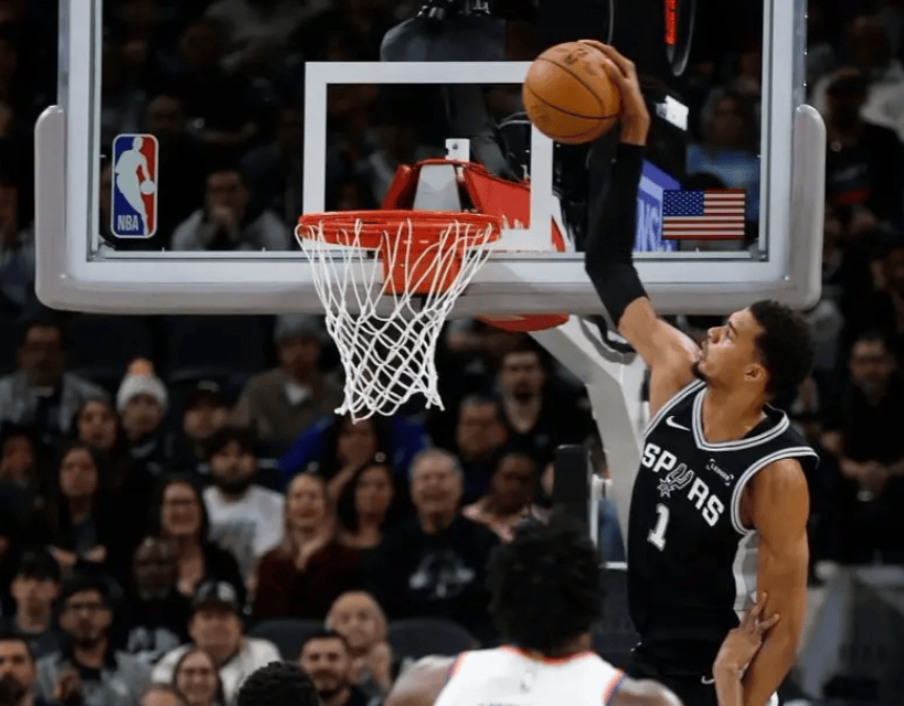 高歌猛进!马刺12月份取得了11胜3负的战绩，位列NBA第一