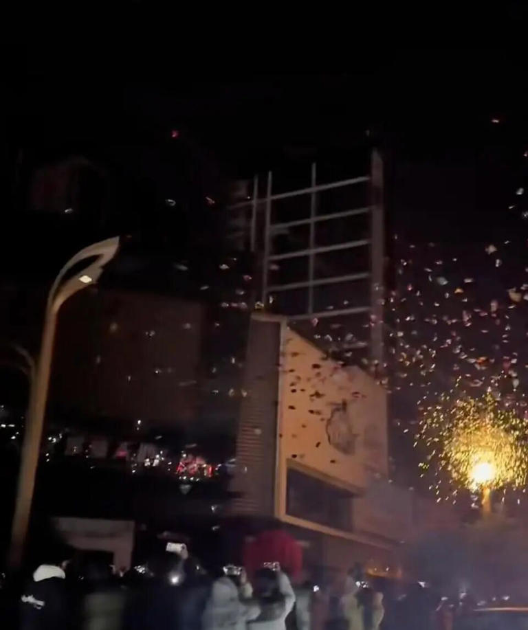 跨年夜突发!气球触碰电线后爆炸，整条街瞬间停电