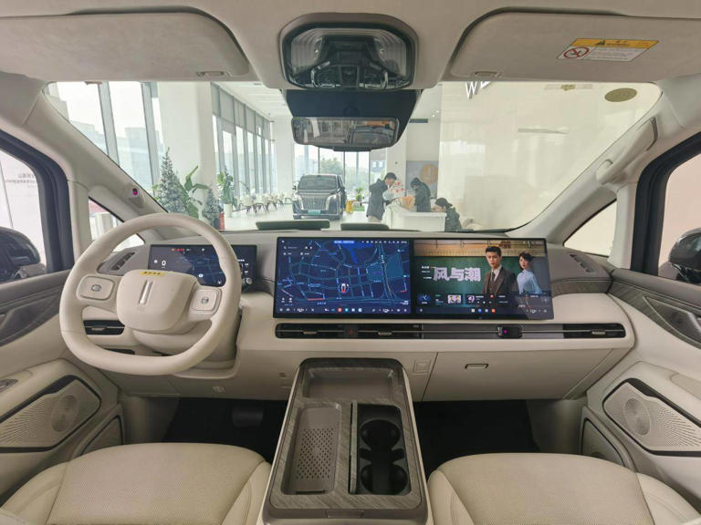 探店魏牌高山：谁是MPV超值之选? 对比腾势D9和岚图梦想家