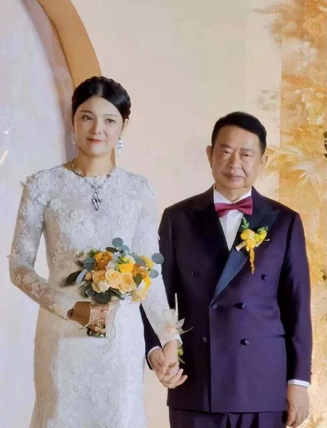 妻子病逝1年后娶小25岁娇妻，公司年入2934亿，坐拥2333吨金矿