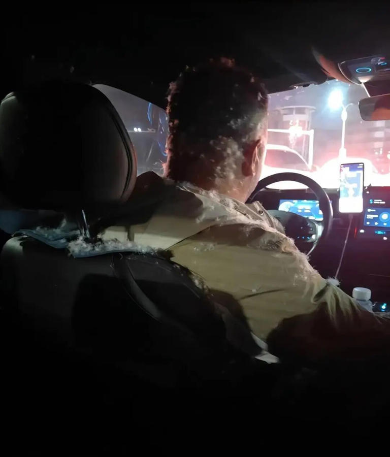 男子乘网约车时羽绒服突然“爆炸”，羽绒飞满车! 网友：真“爆款”