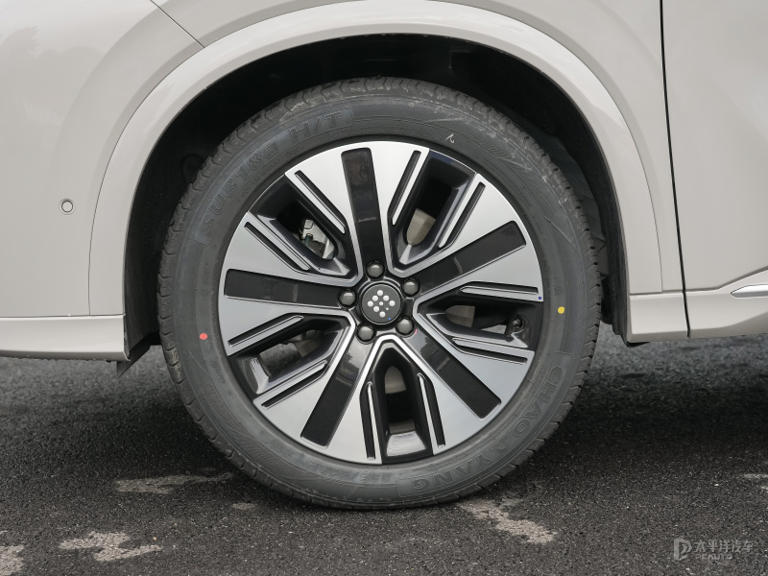 第三代蓝电E5 PLUS上市 两款车型售价13.98万