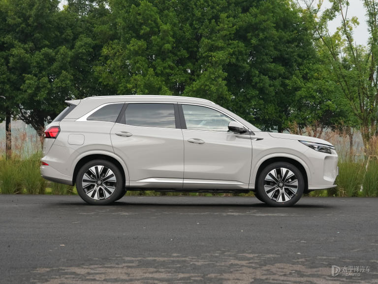 第三代蓝电E5 PLUS上市 两款车型售价13.98万