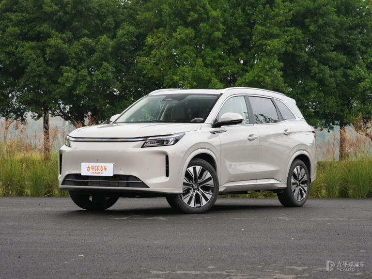 第三代蓝电E5 PLUS上市 两款车型售价13.98万