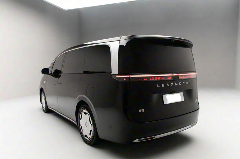 零跑首款旗舰MPV D99曝光! 外观似理想MEGA，配全栈1000V三电系统