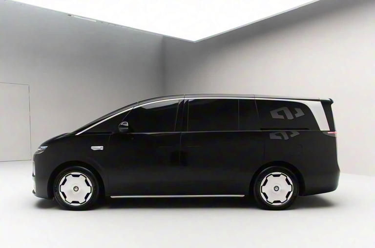 零跑首款旗舰MPV D99曝光! 外观似理想MEGA，配全栈1000V三电系统