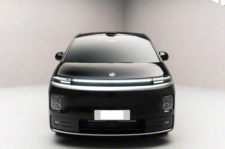 零跑首款旗舰MPV D99曝光! 外观似理想MEGA，配全栈1000V三电系统