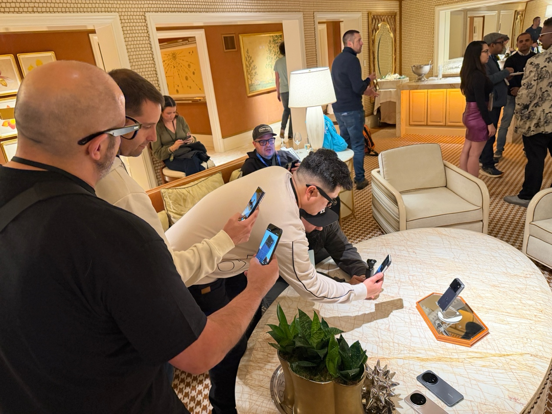 荣耀ROBOT PHONE惊艳CES，从“硬件追赶者”变成“AI终端形态的定义者”